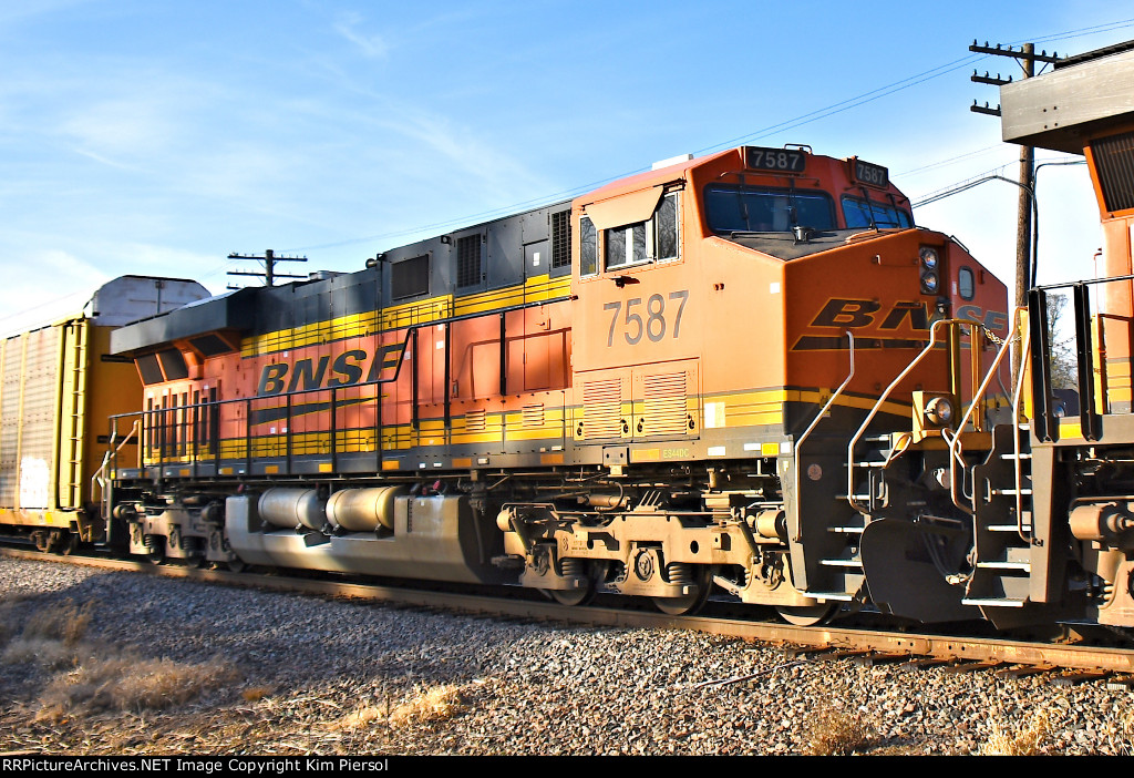 BNSF 7587